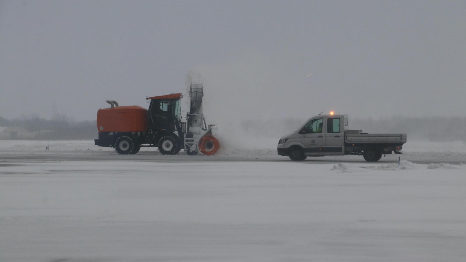 Stilvolle Gefahrguttransport Bei Schnee Und Eis Ebenbild